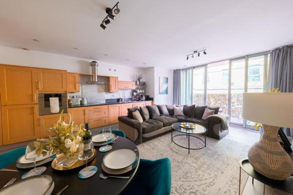 Spacious 2 Bed 2 Bath Apartment With Balcony - Birmingham City Centre - Birmingham