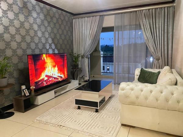 Soft 2 Bedroom Retreat In Fourways, Sandton - Lanseria