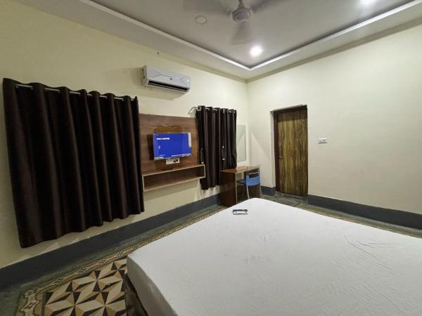 Hotel Rocking Yash Stays - Kolkata
