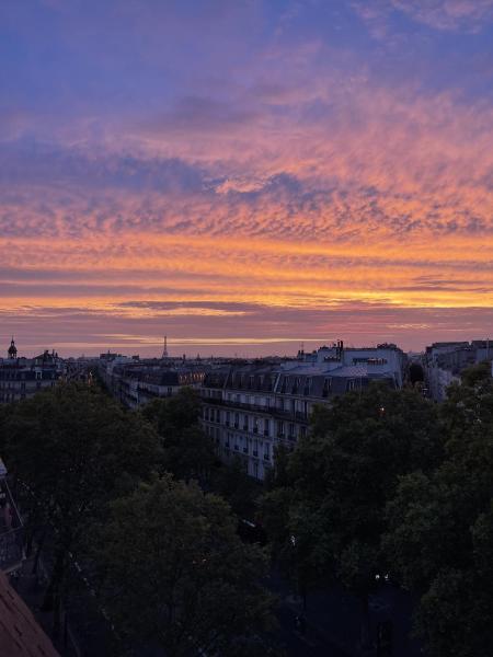 Eiffel Tower View Apartment - Paris