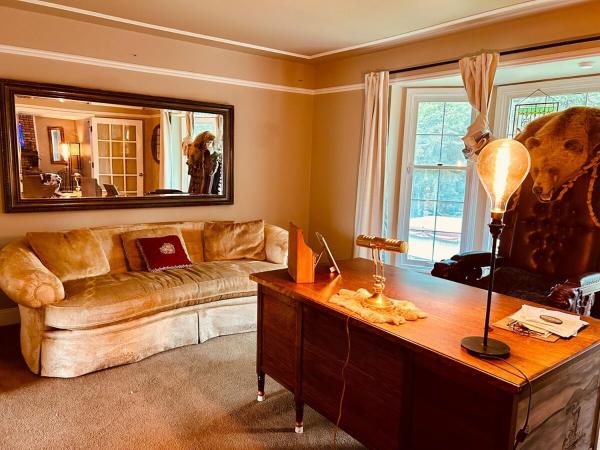 Romantic Hilltop Hideaway - Brighton, MI
