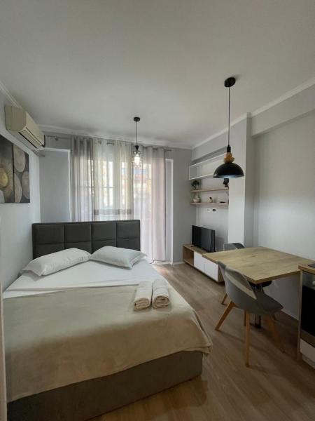 Jonas Sunrise Studio Apartment - Tirana