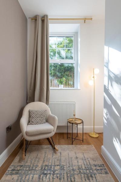 Two Bedroom Apartment -Private Off Road Parking - Newport
