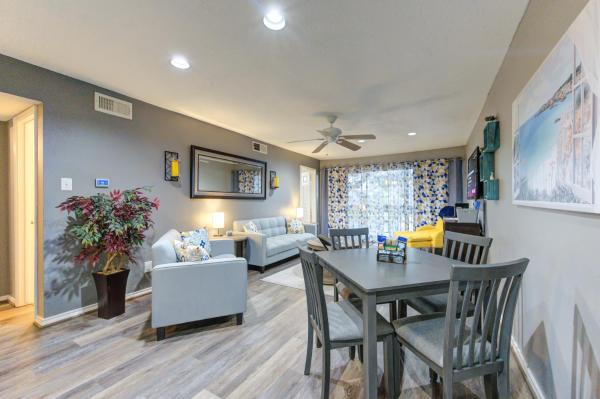 Serene Lakeside Beauty - Conroe, TX