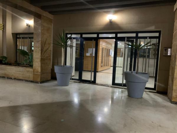 Charmant Appartement Pour Famille Uniquement En Résidence à Oran Gambetta - Algerien