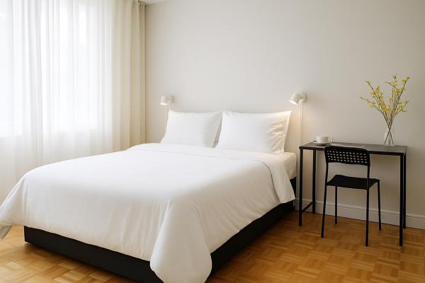 Private Queen Room In Downtown Toronto, Steps To Subway & Cn Tower -