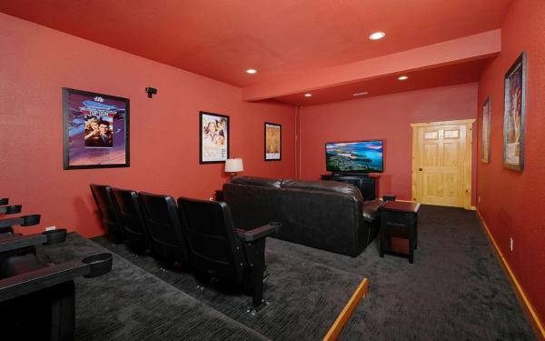 Beavers Mountaintop Retreat - Private Pool, Theater Room, Pool Table, + Outdoor Hot Tub - Pigeon Forge, TN