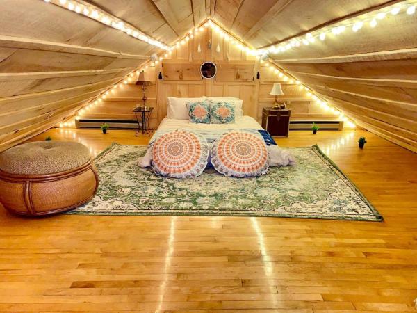 Penthouse W Boho Loft And Jacuzzi And Balcony 3 Bdrm - Saint Joseph, MO