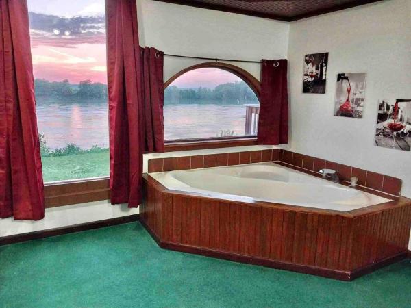 Riverfront 2 Bdrm Jacuzzi Cabin With Sunset Balcony - Saint Joseph, MO