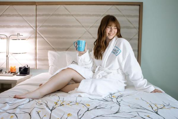 New 2025-ocean Sands Beach Boutique Inn-sauna And Salt-mineral Pool -Free Beach Bikes And Famous Beach-nightly Popcorn-bathrobes And Sunscreen In All Rooms-ultra Sparkling-free Laundry-4 Grand Presidential Black Beds In All Rooms-savings#252-242-sand - Kill Devil Hills, NC