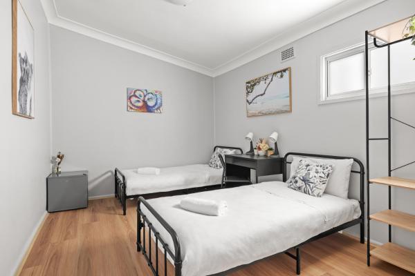 Budget Twin Room In Belmore - Convenient Stay Near Shops - Shared Bathroom - Sydney
