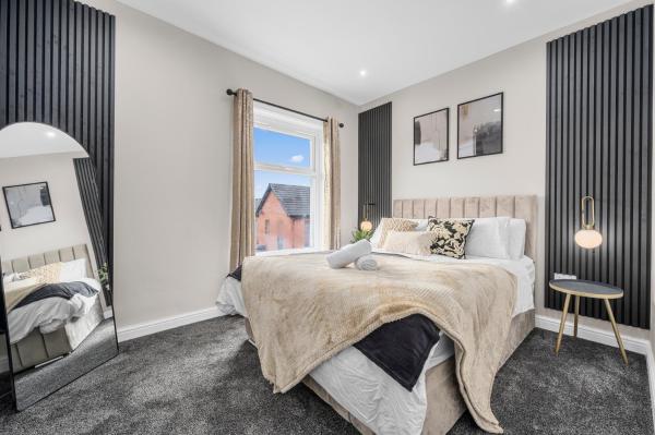 Bright & Cozy Manchester Gallery House, Sleeps 5 - Bury