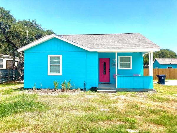 Aqua Bungalow - One Mile Away From Cove Harbor - Rockport, TX