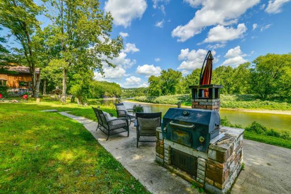 Riverfront Hallstead Cabin: Kayaks & Fire Pit! - Montrose, PA