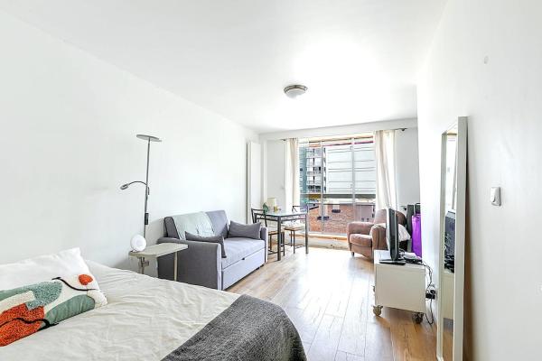 Bright Studio With Balcony - 2 Min Walk To Metro - Paris