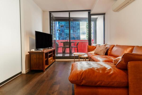 Chic 2br Apartment Free Parking Balcony And Views - Southern Cross Railway Station, Docklands