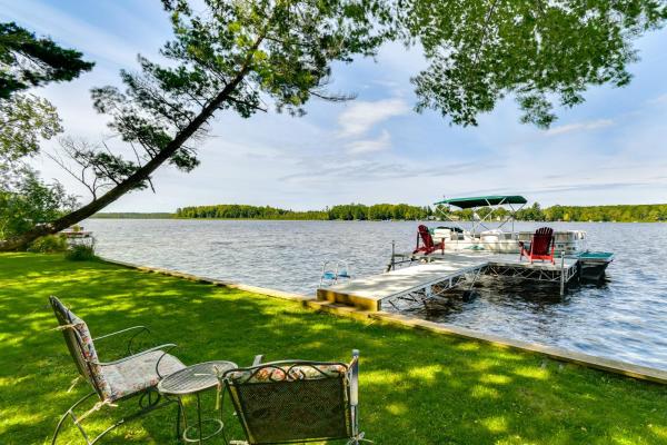 Lakefront Retreat With Pedal Boat And Dock In Kalkaska - Kalkaska, MI
