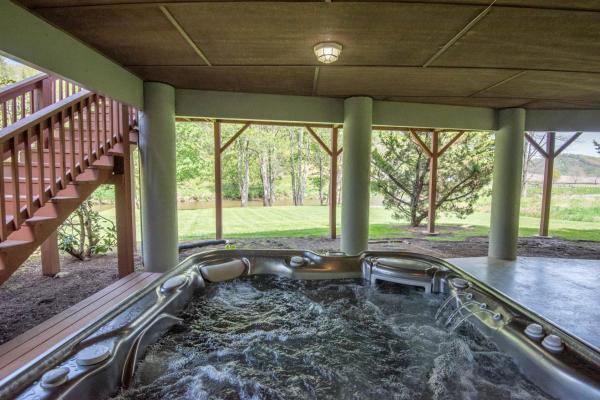 River Haven On The New River - Hot Tub & Ultimate Outdoor Space! Sleeps 6! - West Jefferson, NC