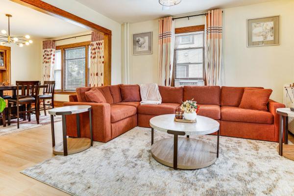 1 Mi To University Spacious Home In Minneapolis! - Minneapolis, MN