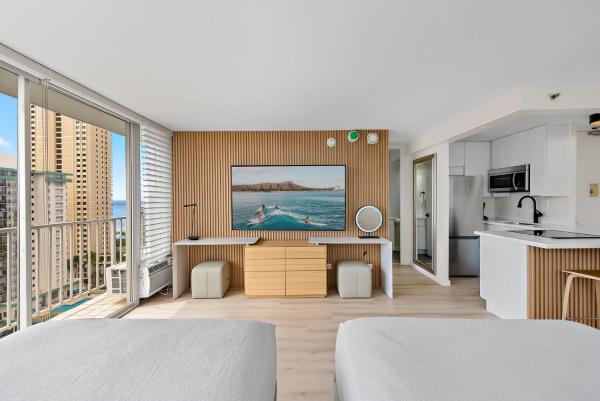 Newly Innovated Oceanview Beach Condo - Sauna Pool - Honolulu, HI