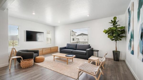 Family-friendly 3-story Home Sleeps 8 - Lehi, UT