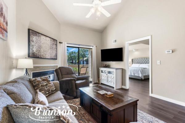 Pointe Royale Resort - Restaurant, Golfing, Pools, Gym, Trails, Lake Access - ブランソン, MO