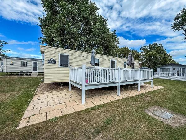 Homely Caravan With Decking At Valley Farm Holiday Park, Sleeps 8 Ref 46713v - Clacton-on-Sea