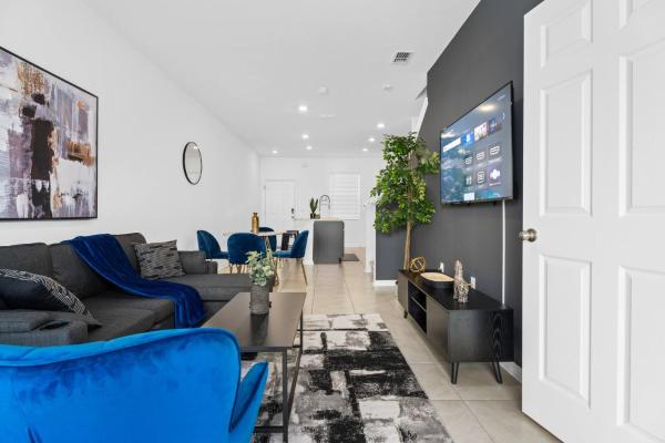 Luxe 2br Townhome | Pool | Close To Beach - Jacksonville