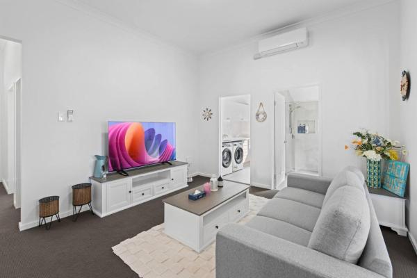 Stylish Escape With Balcony Near Rbwh And Cbd - Oxley