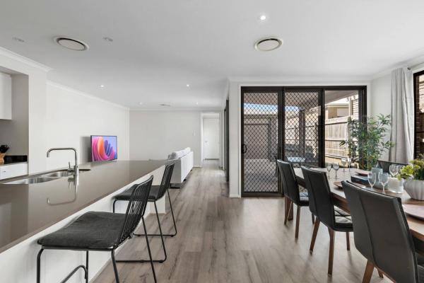 Modern Comfort Patio And Workstation With Garage - Redcliffe