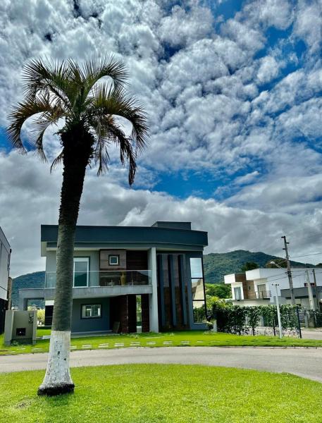 Casa De Veraneio Confortável Em Local Tranquilo - Florianópolis
