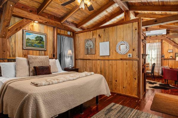 Saw Mill Cabin - Hot Tub & 10 Mins To Main St - Fredericksburg, TX