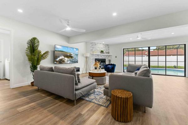 Luxurious Pool Home- Sleeps 8- 10 Mins To Airport - Tampa, FL