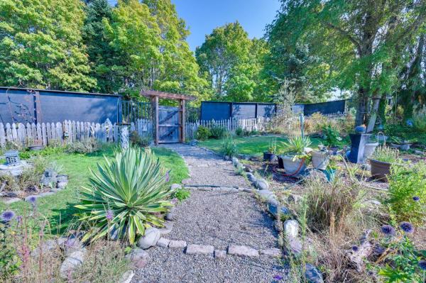 Shared Yard Apt 2 Mi To Port Angeles City Pier - Port Angeles, WA