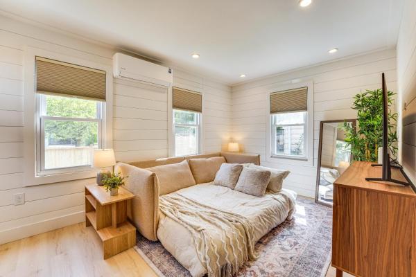 3 Mi To Michigan State Tiny Home With Deck! - Lansing, MI