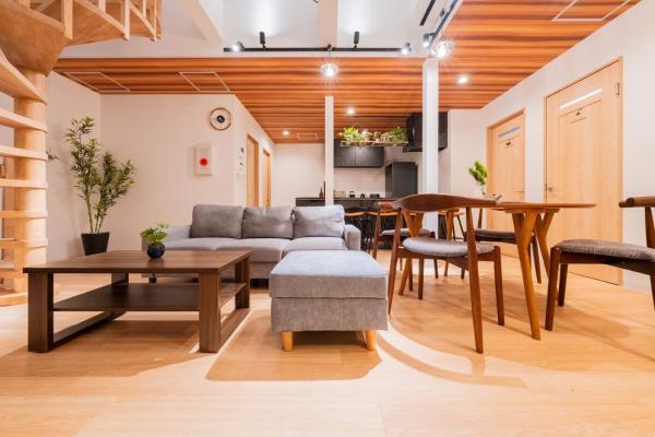 吹き抜け天井 大きなリビング 15台のベッド バスルーム3つ グループに最適の宿 - Osaka