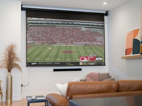 Luxury Downtown Townhome - 120 Theater & Patio - Bentonville, AR