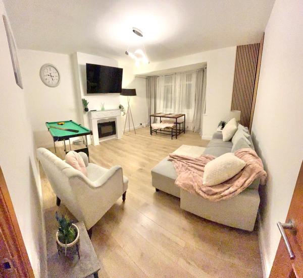 Stylish 2-bed Maisonette Free Parking Small Pool Table - Beaconsfield