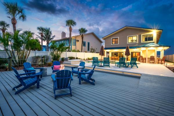 Luxury Riverfront Oasis Dock Pool & Walk 2 Beach - Daytona Beach, FL
