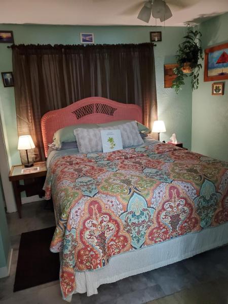 Tropical Hideaway - Daytona Beach, FL