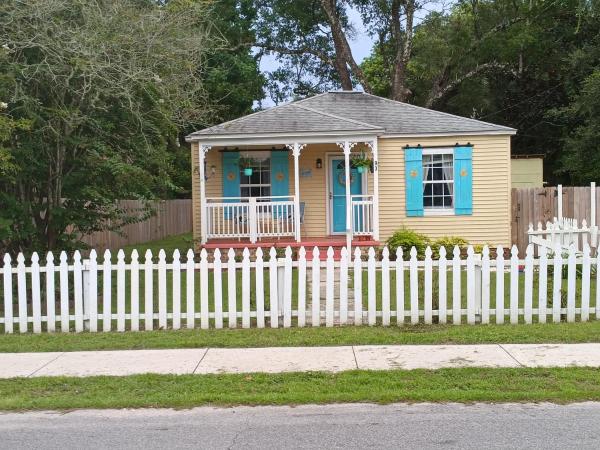 Winter Escape Pet Friendly Cottage With Jacuzzi Tub And Reading Nook Ask About Deals For Four To Seven Day Stays During December 2025 And January 2026 - Florida Panhandle, FL
