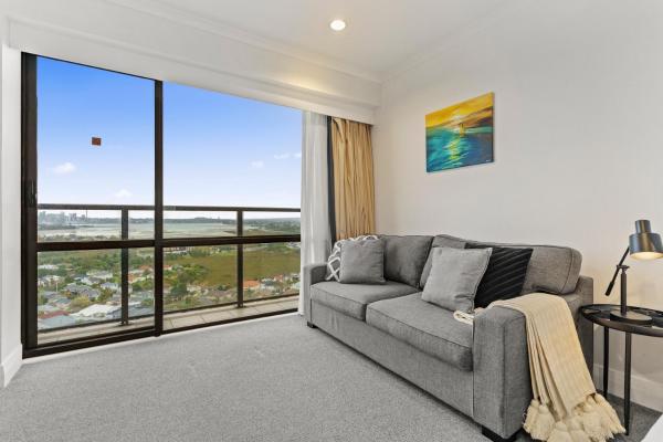 Skyline Sojourn Studio With Parking And Sea Views - Auckland