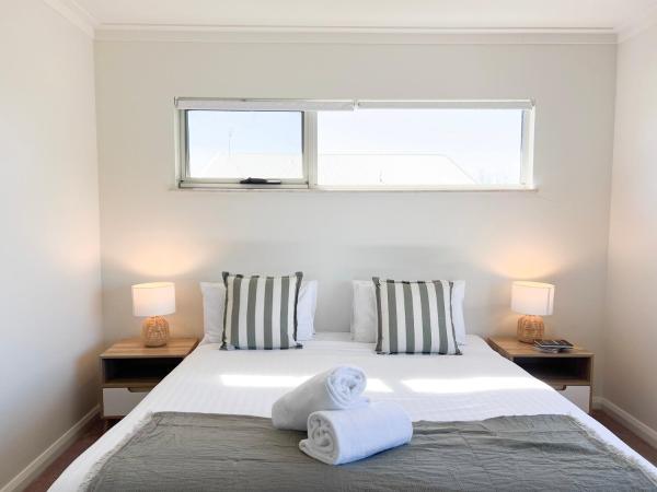Chic Central Wagga Retreat - Sleeps 10 - Wagga Wagga