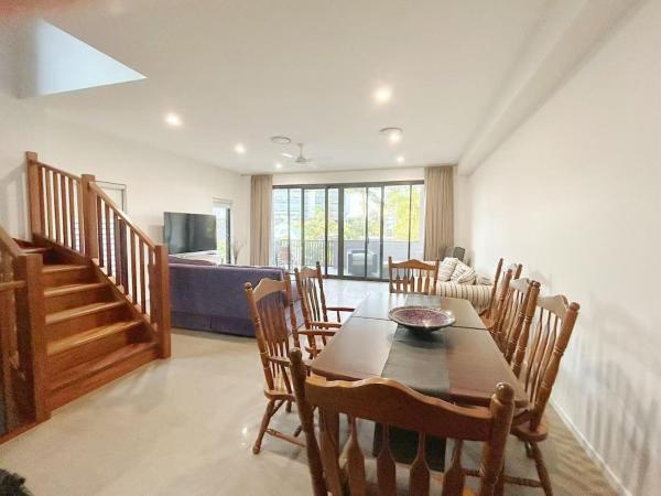 Modern 4br 3bath Duplex Near Train Station Stylish Comfortable - Brisbane