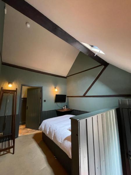 The Plume Of Feathers - Farnham