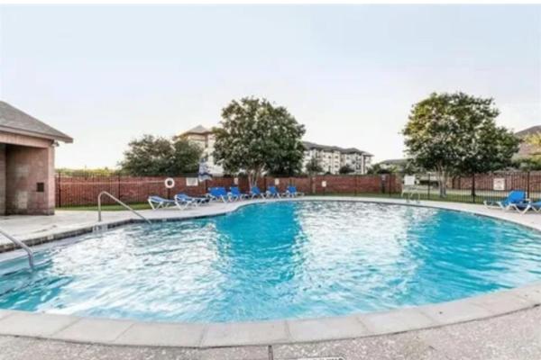The Castle By The Lake With Pool And Balcony Near Grandscape - Coppell, TX