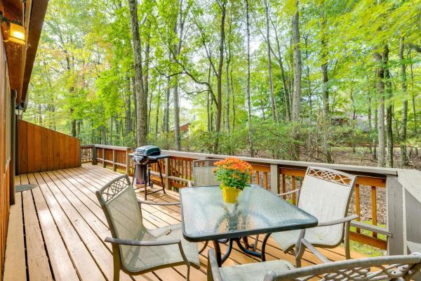 Near Skiing And Lakes Contemporary Poconos Townhome - Pennsylvania