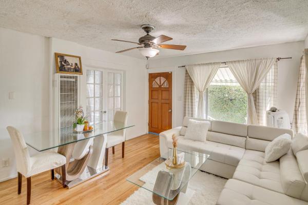 Walk To Eats! Commuter-friendly Apt In Van Nuys - San Fernando, CA