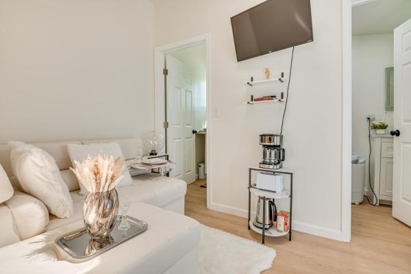 Walkable Location: Single-story Van Nuys Apartment - Los Angeles