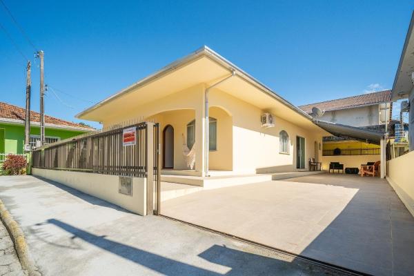 Casa Térrea Com 03 Quartos Em Canto Grande - Bombinhas
